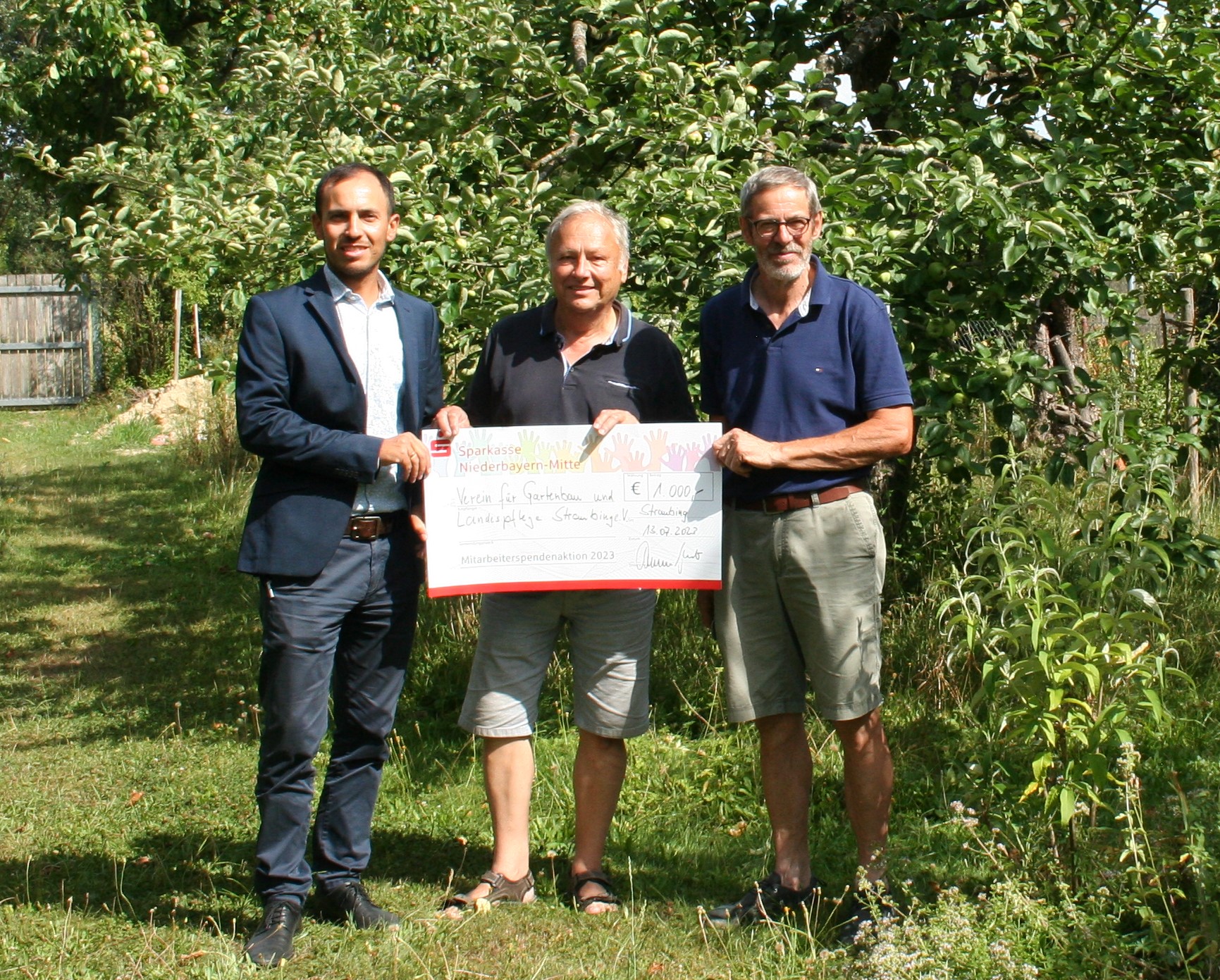 Sparkasse Niederbayern-Mitte spendet 1.000 Euro für den Vereinsgarten ...
